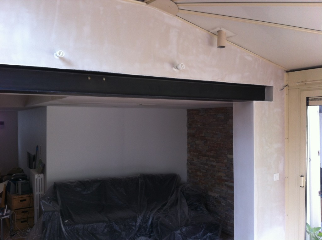 Rattrapage en plâtre autour d’un IPN – Ejmplatrerie